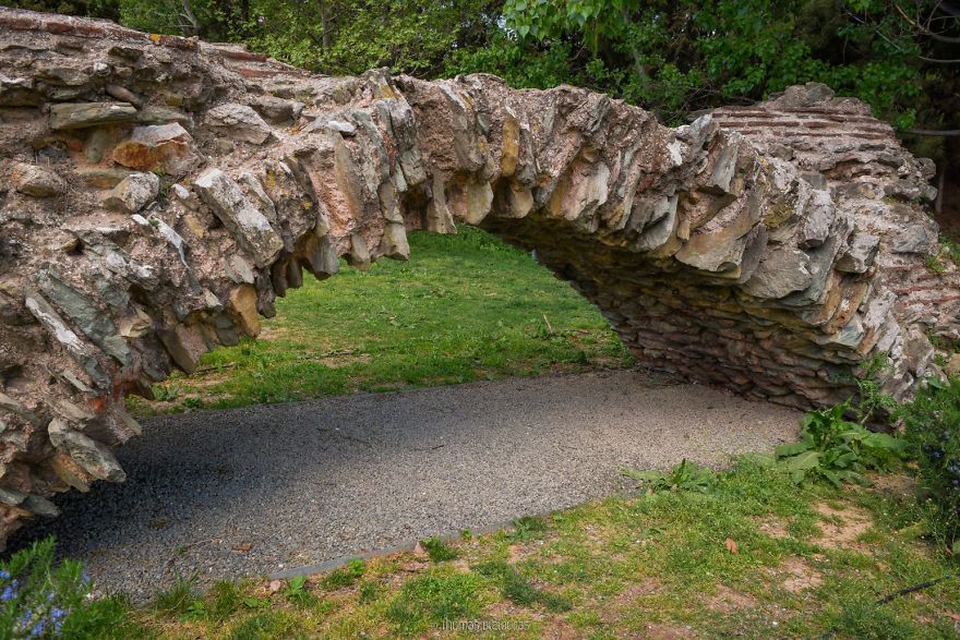 La beauté des anciens ponts en pierre de la Grèce
